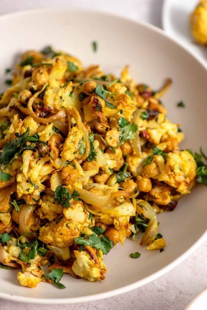 Mediterranean curry roasted cauliflower and chickpea salad - EASY RECIPES